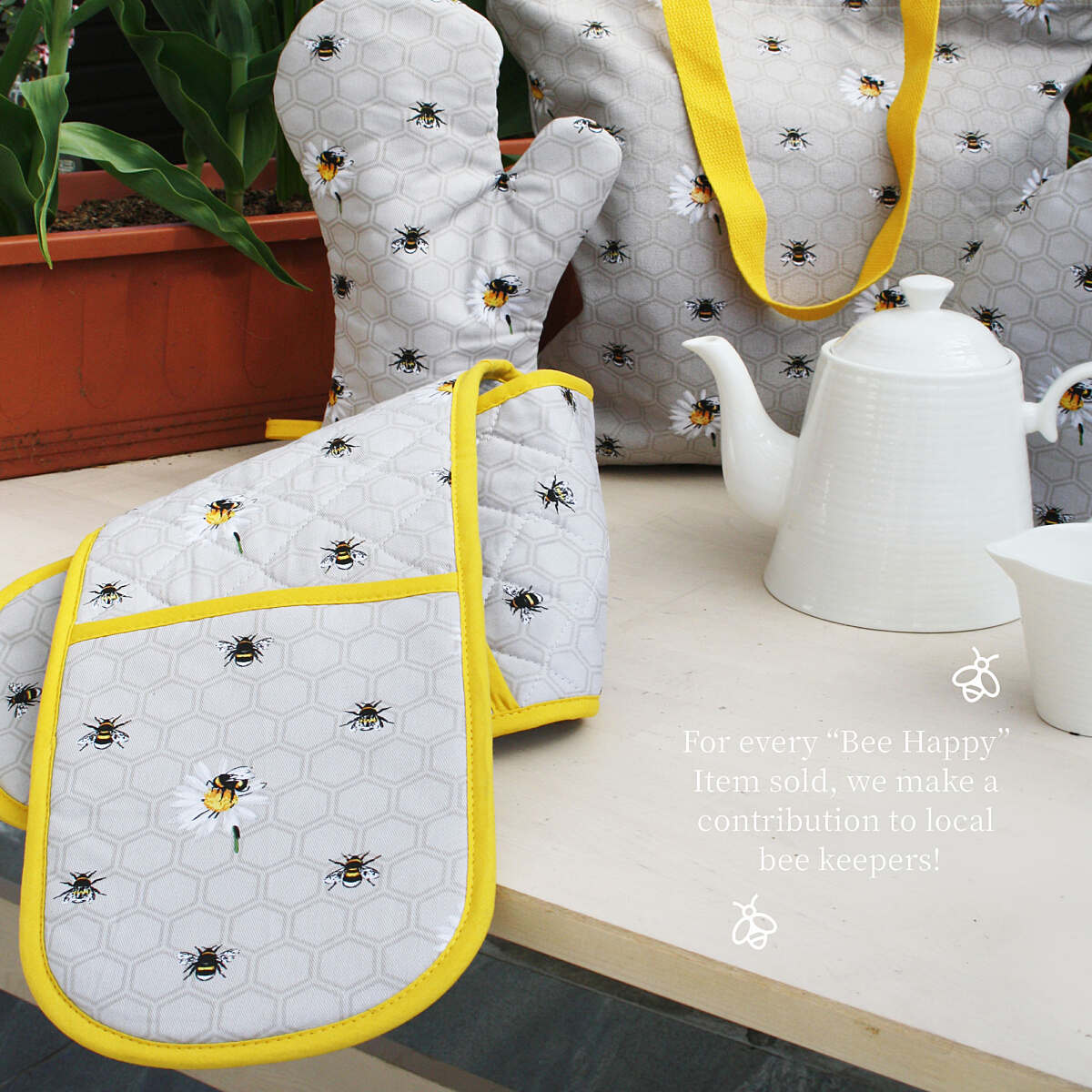 Bees & Daisies Pattern | Bee Happy Collection | Samuel Lamont